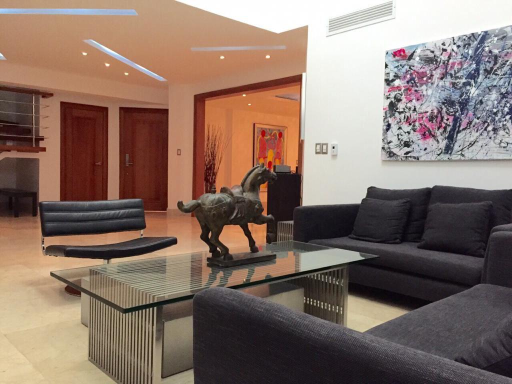 Atractivo Pent-house de 3 niveles en el Sector Naco. - Inmobiliaria Grupal